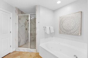 Apartamento em Condomínio Fechado, várias camas (Legacy 104) | Casa de banho | Artigos de higiene pessoal grátis, toalhas fornecidas, sabão