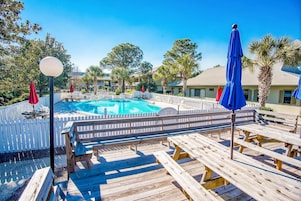 Apartamento em Condomínio Fechado (Beachwood Villas 6D- Beach Time Oasis) | Piscina | Piscina exterior, uma piscina aquecida 