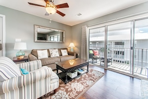 Condo, várias camas (Beachside Villas 332) | Área de estar | TV