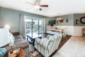 Condo, várias camas (Beachside Villas 332) | Área de estar | TV