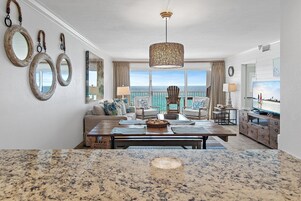 Apartamento em Condomínio Fechado, várias camas (Beach House 603D- Rest Ashore) | Sala de estar | Televisor 