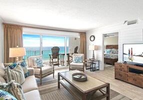 Apartamento em Condomínio Fechado, várias camas (Beach House 603D- Rest Ashore) | Sala de estar | Televisor 