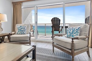 Apartamento em Condomínio Fechado, várias camas (Beach House 603D- Rest Ashore) | Sala de estar | Televisor 