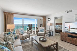 Apartamento em Condomínio Fechado, várias camas (Beach House 603D- Rest Ashore) | Sala de estar | Televisor 