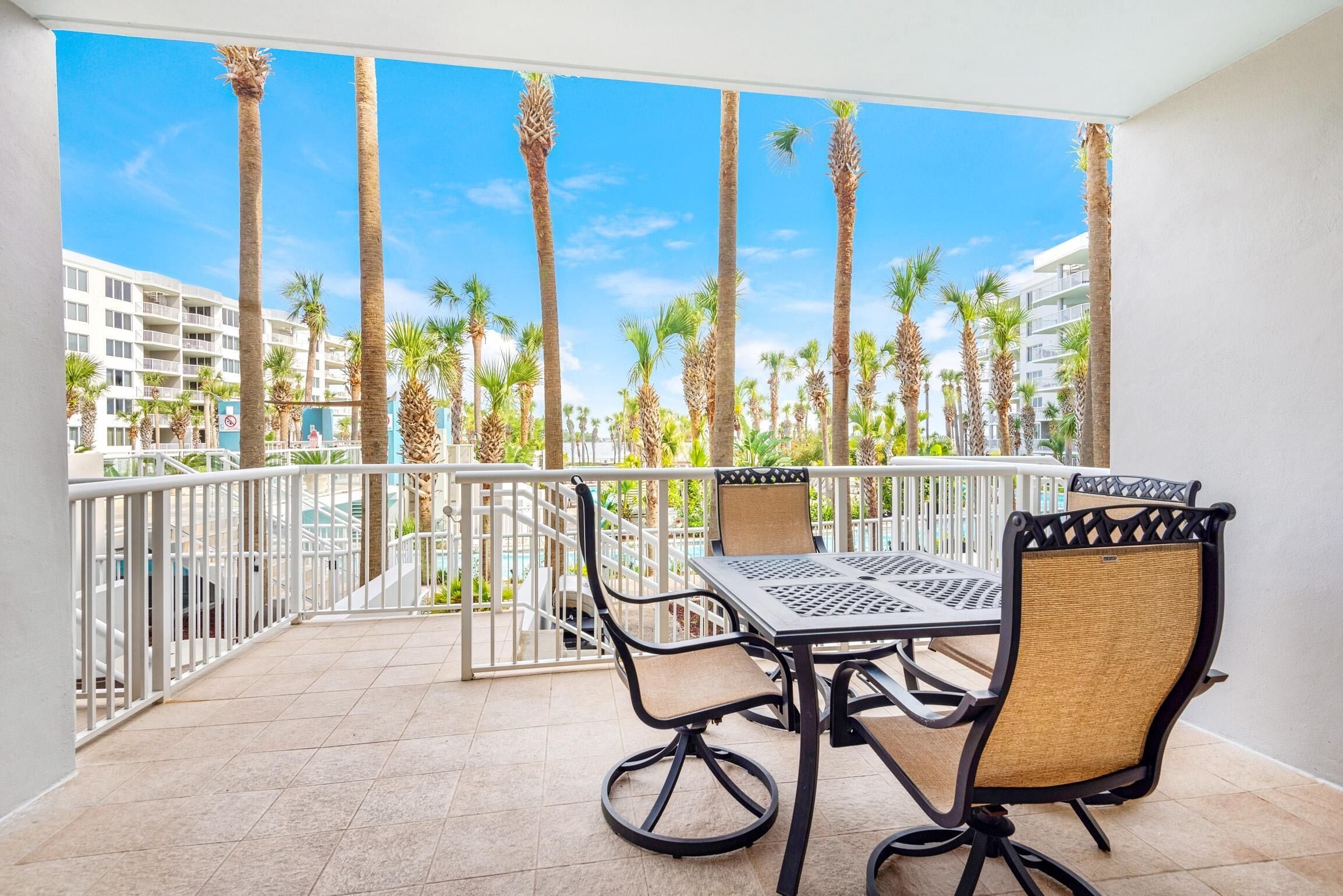 Apartamento em Condomínio Fechado, 1 cama king-size e sofá-cama (Destin West Bayside Sandpiper L07) | Refeições ao ar livre