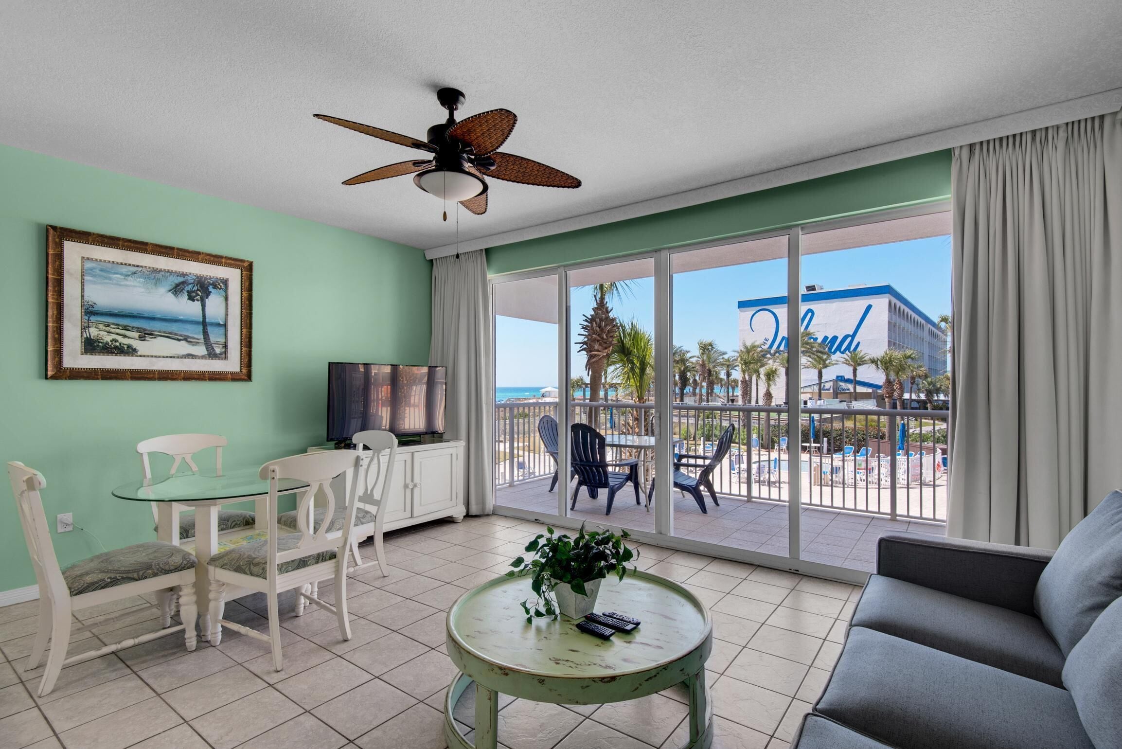 Apartamento em Condomínio Fechado, 1 cama king-size e sofá-cama (Destin West Gulfside #203) | Sala de estar | Televisor 