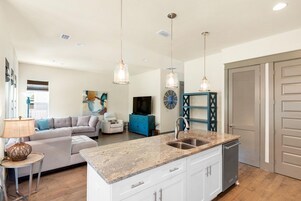 Casa, várias camas (Shore Thing Getaway) | Área de estar | TV