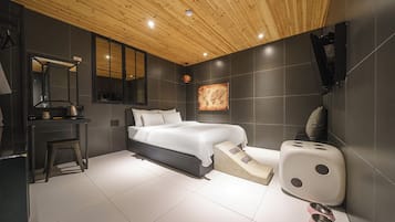 Quarto moderno com cama, escrivaninha e um espelho grande.