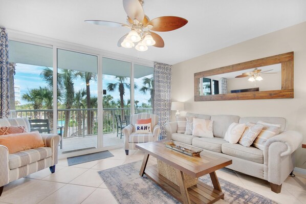 Apartamento em Condomínio Fechado (Destin West Bayside Sandpiper #305- L) | Sala de estar | Televisor