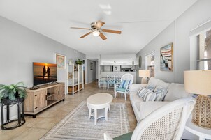 Apartamento em Condomínio Fechado, várias camas (El Matador- Beachside Haven 210) | Sala de estar | Televisor 