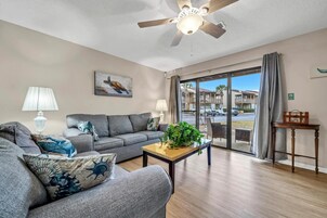 Casa, 1 cama Queen e sofá-cama (Portside P6) | Área de estar | TV