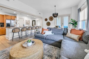 Condo, várias camas (Redfish Village M1222) | Área de estar | TV