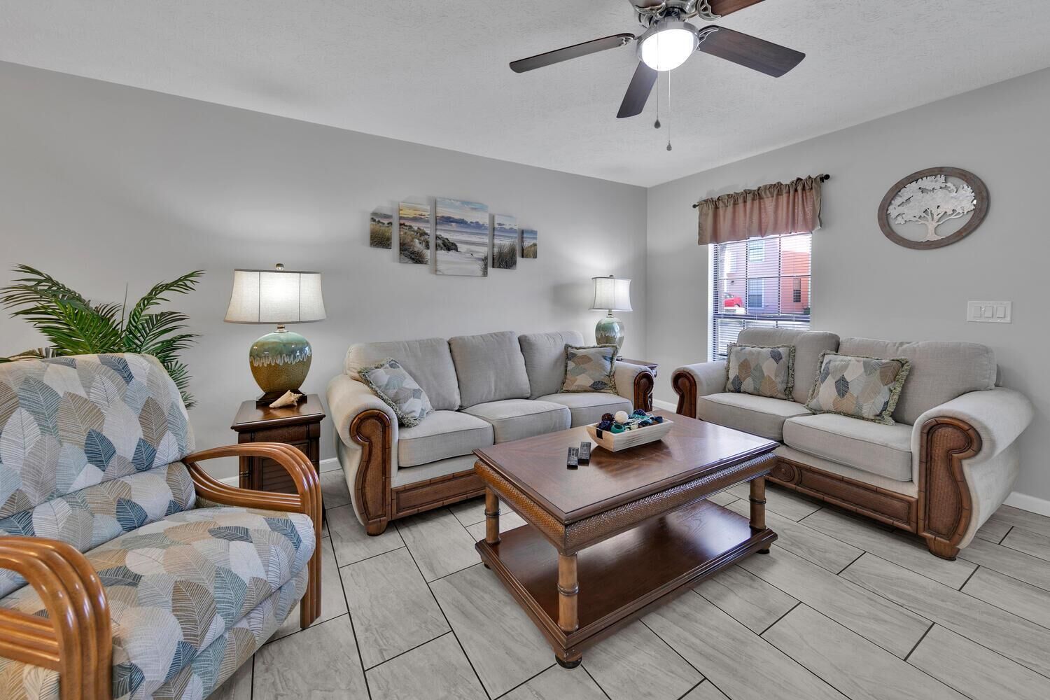 Casa, várias camas (Sand Castles West T24) | Área de estar | TV