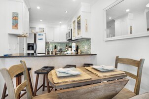 Condo, 1 cama Queen e sofá-cama (Sandprints B3 - Miramar Sands) | Opções para refeição