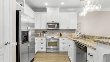 Casa de Férias, várias camas (Bella Costa 160- Sandy Feet Retreat) | Cozinha privada | Um forno, uma torradeira