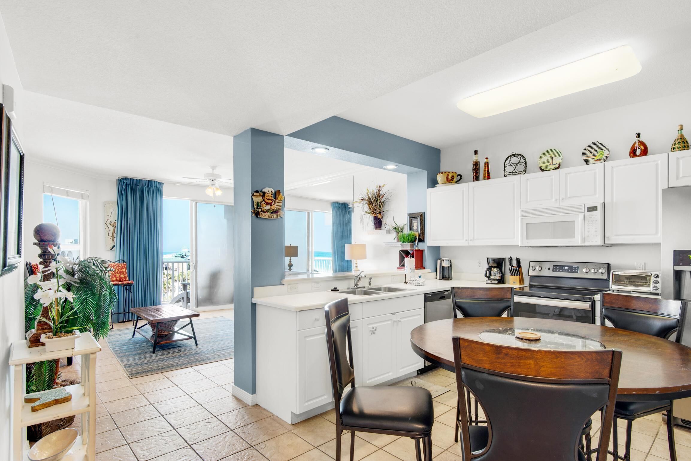 Apartamento em Condomínio Fechado, várias camas (Destin West Gulfside #608) | Cozinha privada | Um forno, uma torradeira 