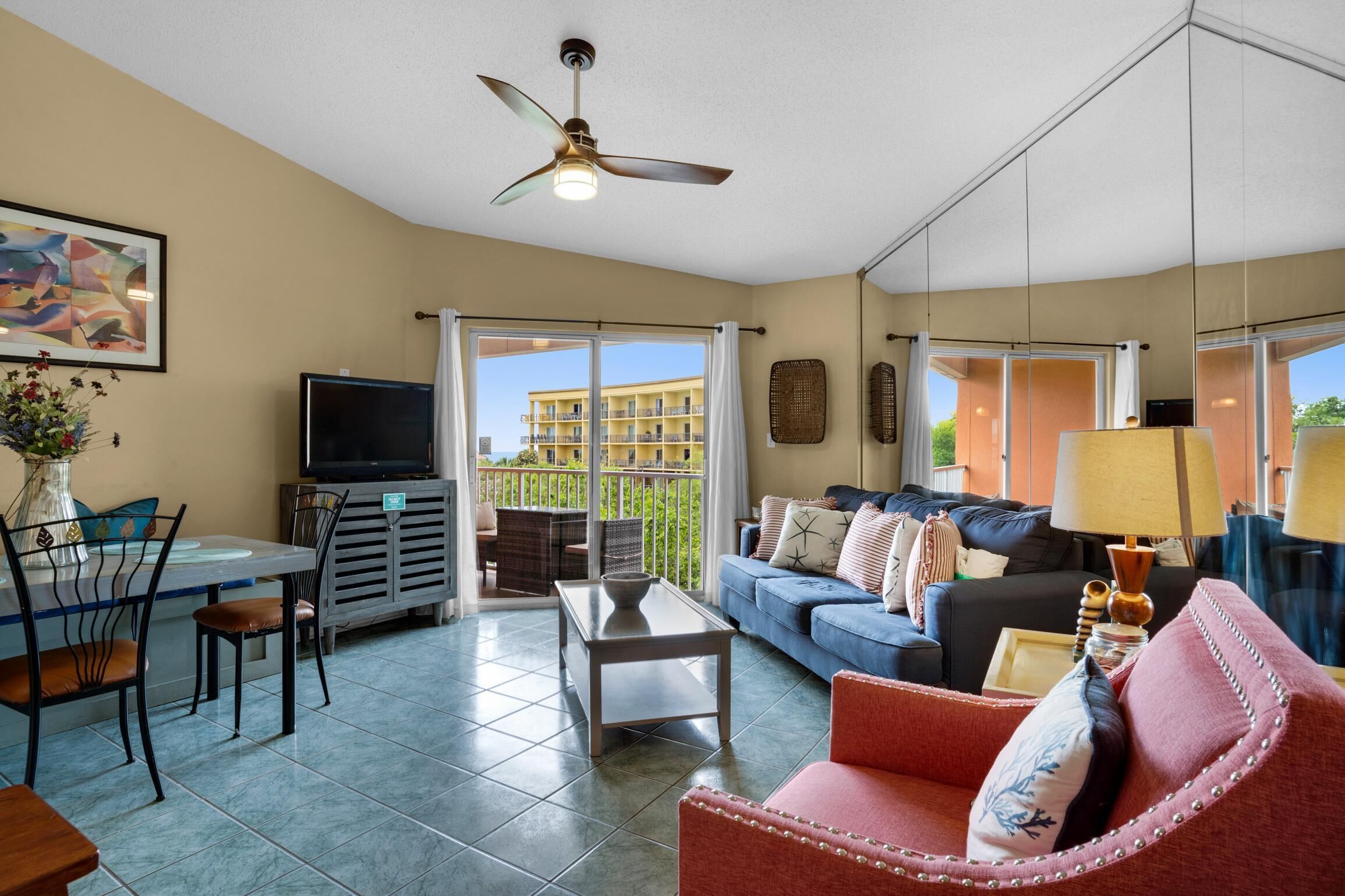 Apartamento em Condomínio Fechado, 1 cama queen-size e sofá-cama (Gulfview II 327) | Sala de estar | Televisor 