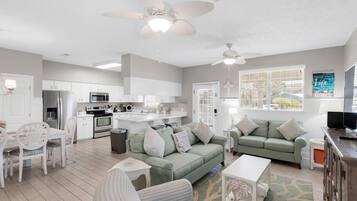 Casa, várias camas (Golden Shores) | Área de estar | TV