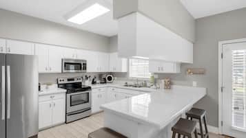 Casa, várias camas (Golden Shores) | Cozinha privada | Fogão, torradeira