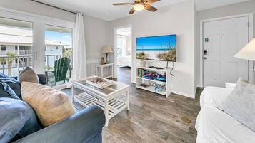 Apartamento em Condomínio Fechado, várias camas (Beachside Villas 933) | Sala de estar | Televisor