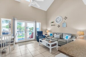 Apartamento em Condomínio Fechado, várias camas (Caribbean Dunes 225) | Sala de estar | Televisor 