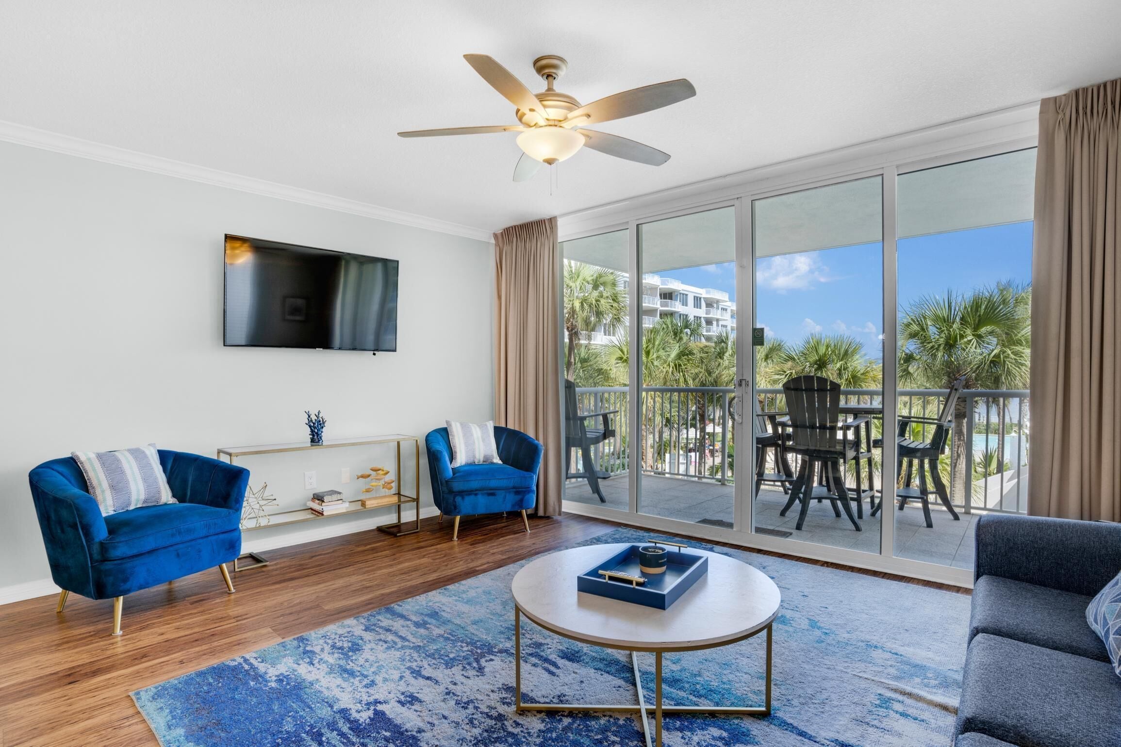 Apartamento em Condomínio Fechado, 1 cama king-size e sofá-cama (Destin West Bayside Pelican #308) | Sala de estar | Televisor 