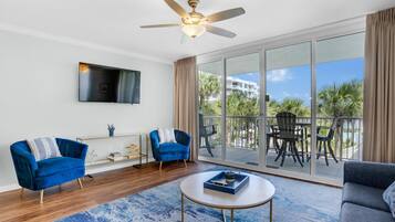 Apartamento em Condomínio Fechado, 1 cama king-size e sofá-cama (Destin West Bayside Pelican #308) | Sala de estar | Televisor