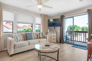 Apartamento em Condomínio Fechado (St Thomas Square Villa 1211C Beach Bu) | Sala de estar | Televisor 