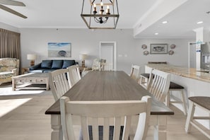Condo, várias camas (Sterling Beach #1206) | Opções para refeição