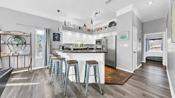 Casa de Férias, várias camas (The Palms A6) | Cozinha privada | Um forno, uma torradeira