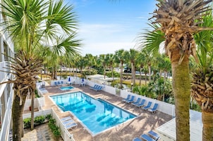 Apartamento em Condomínio Fechado, 1 cama queen-size e sofá-cama (Gulf Place Caribbean 311) | Piscina | Piscina exterior, uma piscina aquecida