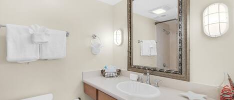 Apartamento em Condomínio Fechado, várias camas (East Pass 403) | Casa de banho | Toalhas fornecidas, sabão, papel higiénico