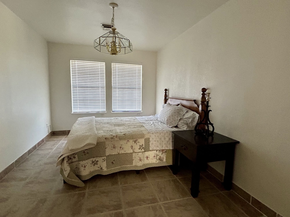 Spacious W/ Pool, Volleyball, & More! 12 Guests - Las Vegas, NV