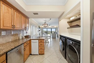 Apartamento em Condomínio Fechado, várias camas (Shipwatch B101) | Cozinha privada | Um forno, uma torradeira, Rolo de cozinha 