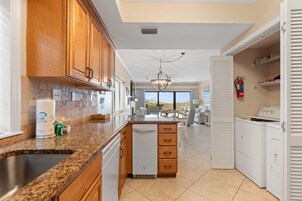 Apartamento em Condomínio Fechado, várias camas (Shipwatch B101) | Cozinha privada | Um forno, uma torradeira, Rolo de cozinha 