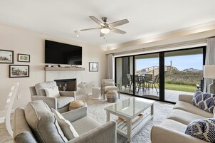 Apartamento em Condomínio Fechado, várias camas (Shipwatch B101) | Sala de estar | Televisor 