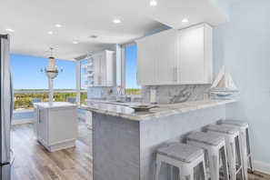 Apartamento em Condomínio Fechado, várias camas (La Playa 701) | Cozinha privada | Um forno, uma torradeira, Rolo de cozinha 