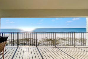 Apartamento em Condomínio Fechado, 1 cama king-size (Shipwatch D601) | Praia | Na praia 