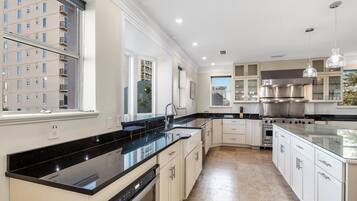 Casa, várias camas (Bella Villa Waterfront Suite) | Cozinha privada