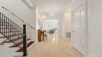 Casa, várias camas (Bella Villa Waterfront Suite) | Interior