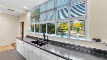 Casa, várias camas (Bella Villa Loft Suite) | Cozinha privada | Um forno, uma torradeira, Rolo de cozinha