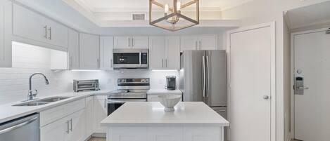 Apartamento em Condomínio Fechado, várias camas (Summer House 1203A) | Cozinha privada | Um forno, uma torradeira, Rolo de cozinha