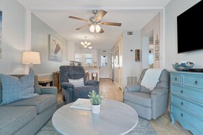 Condo, várias camas (Harbor House B12 - My Blue Heron) | Área de estar | TV
