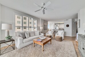 Condo, várias camas (Beach Colony West 6D) | Área de estar | TV