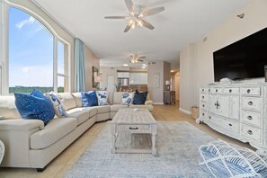 Condo, várias camas (Beach Colony Tower 4D) | Área de estar | TV