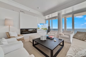 Apartamento em Condomínio Fechado, várias camas (La Playa 603) | Sala de estar | Televisor 
