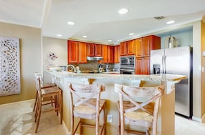 Condo, várias camas (Colonnades 1402) | Cozinha privada | Fogão, torradeira, toalhas de papel