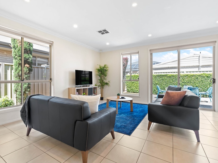 Your Family & Staff Will Love It Here! Bed & Bath Linen Hire Included. Unlimited Wifi. Free, Easy Parking. Free Child Friendly Amenities. Keyless Access. Easy Self Check In. No Stairs! - Adelaide