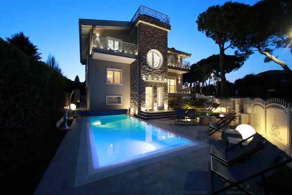 B&b Bellavista Exclusive In Zona Centrale Con Piscina Riscaldata E Jacuzzi Vista Lago La Colazione Viene Servita In Una Pasticceria Rinomata Ed Esclusiva Esterna Alla Struttura - Desenzano del Garda