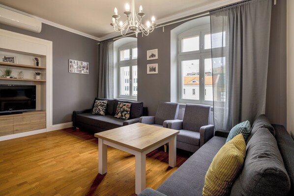 Apartamento Cidade | Sala | Televisor de ecrã plano de 37 polegadas com canais digitais 